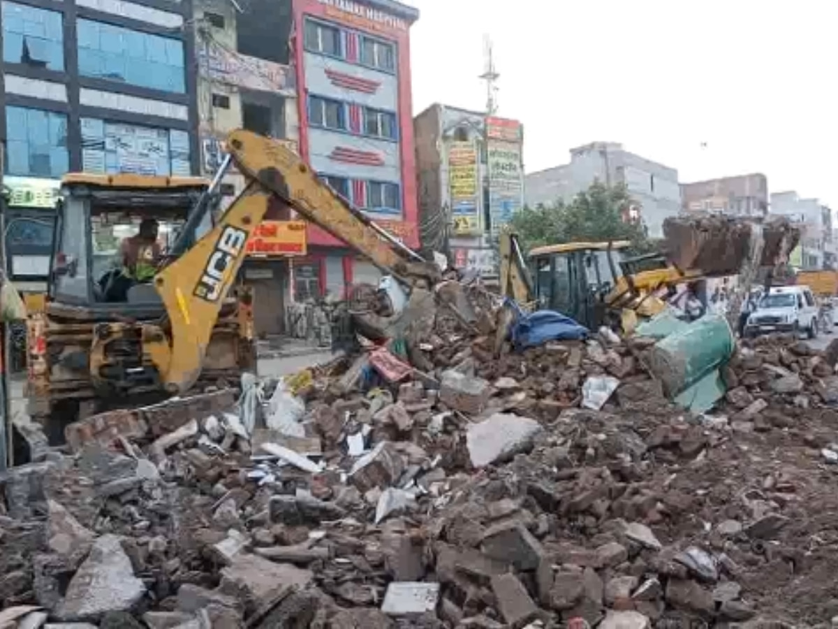 delhi temple demolition live Bhajanpura pwd bulldozer Action remove ...