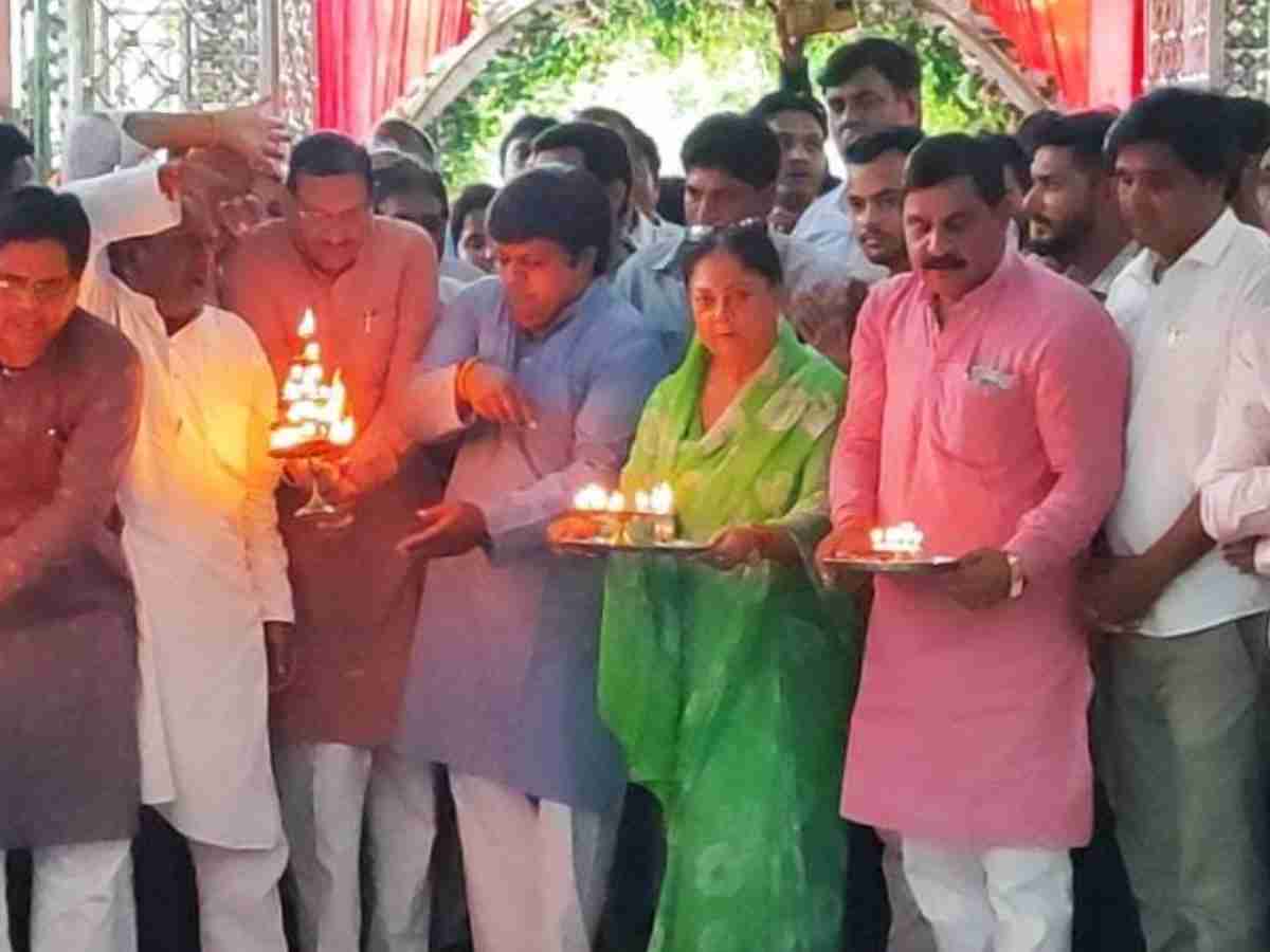 Vasundhara Raje reached Manshapurna Balaji after show of strength in ...