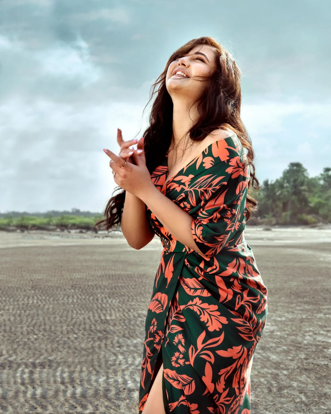 Rashmi Desai bold avatar seen in side slit dress difficult to take eyes ...