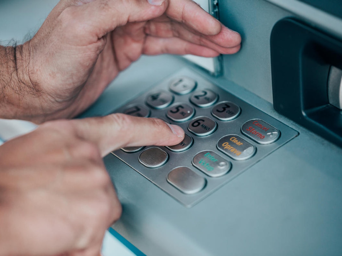 ATM card scams shoulder surfing Scammers steal ATM pin How to protect ...