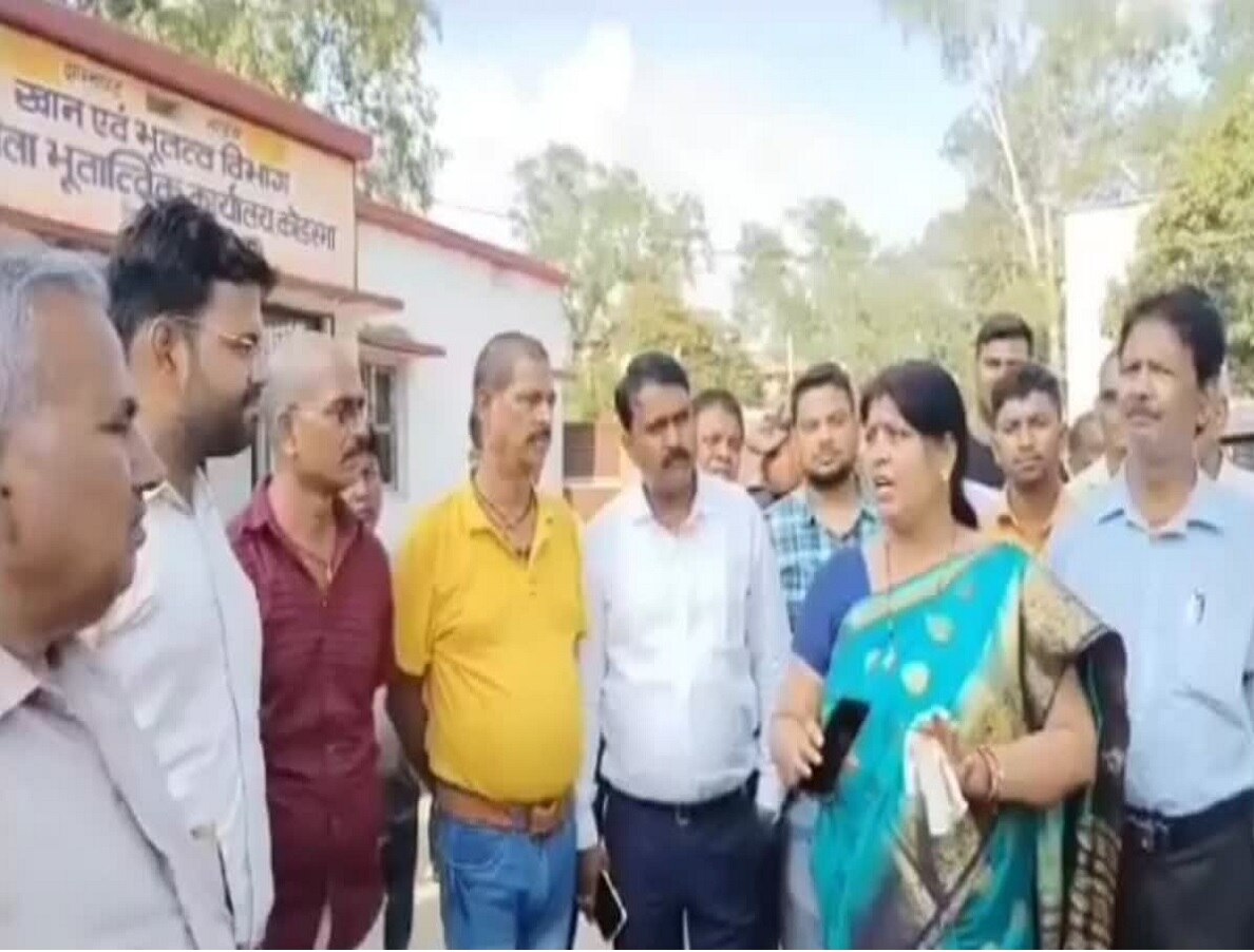 Koderma MLA Dr. Neera Yadav furious after seeing the mess reprimanded ...