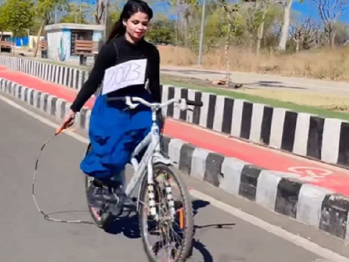 video of girl cycle stunt on road will surprise you | लाइफ में इतना ...