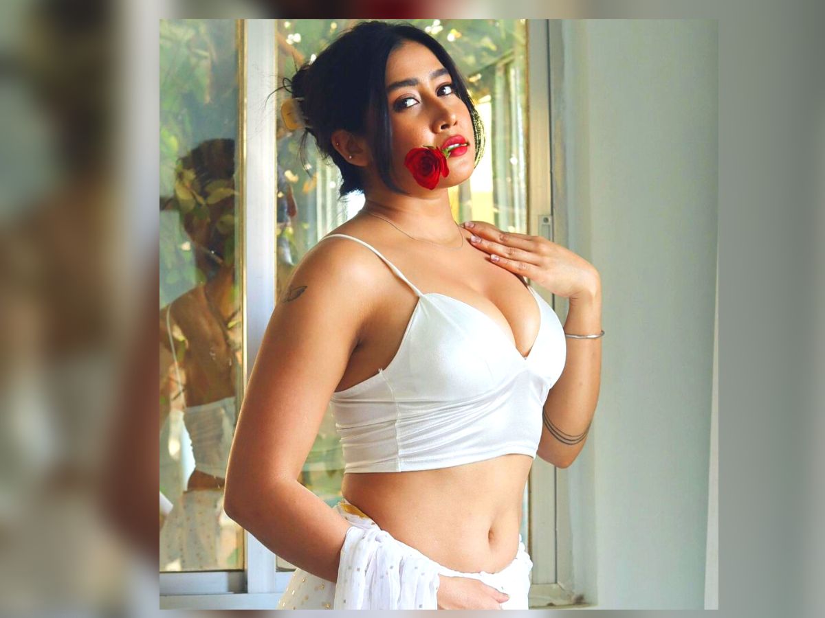 Sofia Ansari started changing clothes on camera video went viral on internet | कैमरा ऑन कर Sofia ...