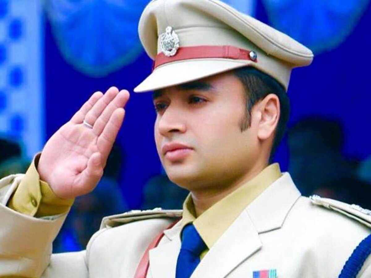 know why most of the IPS officers not wear their cap in front of an IAS ...