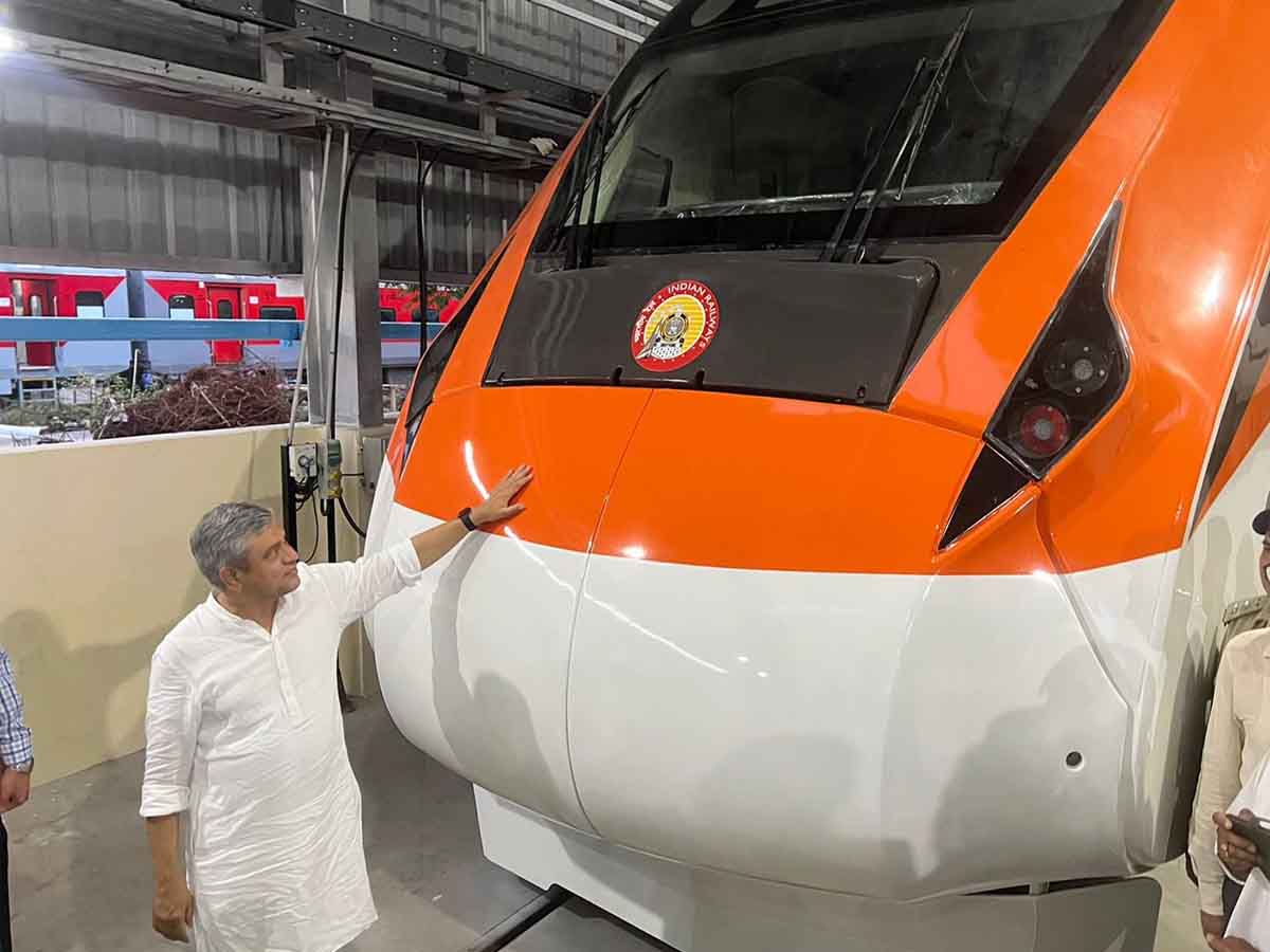 Vande Bharat Train New bhagwa color inspired by national flag Railway ...