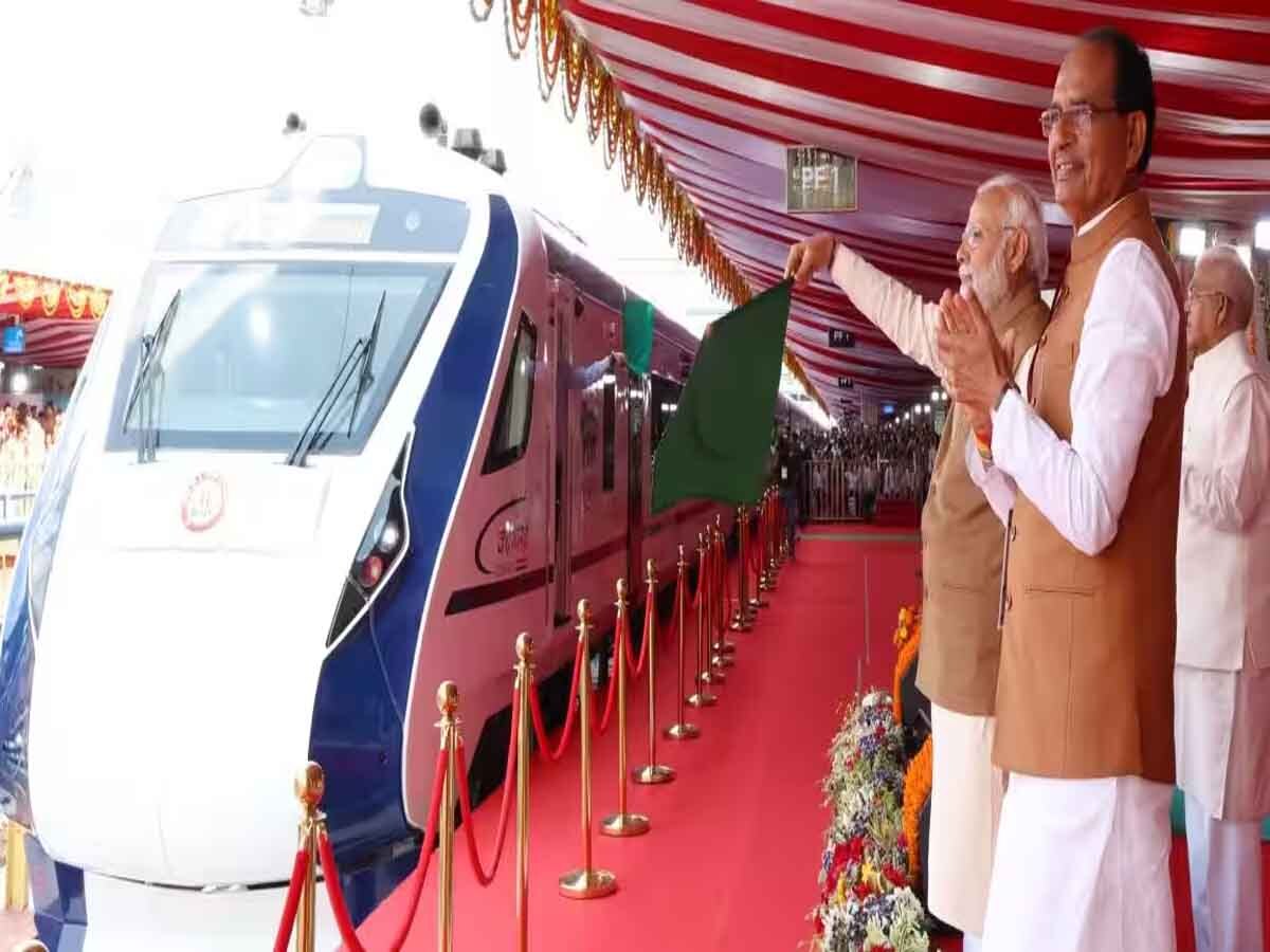 Vande Bharat Train New bhagwa color inspired by national flag Railway ...