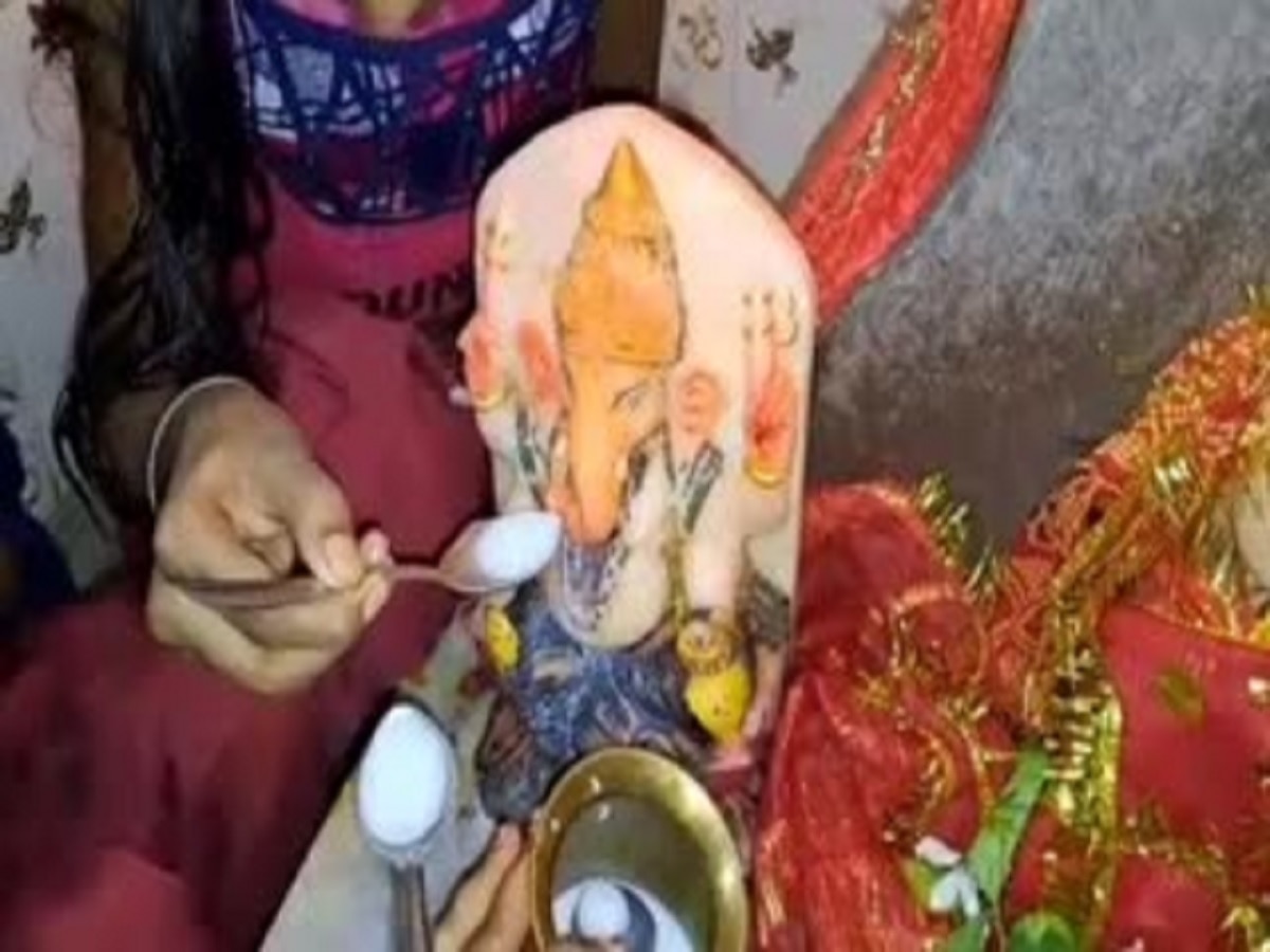 Dhanbad crowd of devotees gathered temple on matter of drinking milk of ...