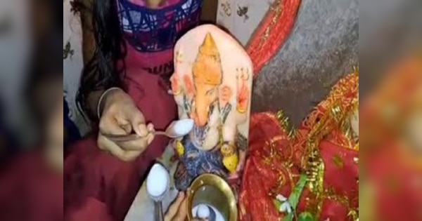 Dhanbad crowd of devotees gathered temple on matter of drinking milk of ...
