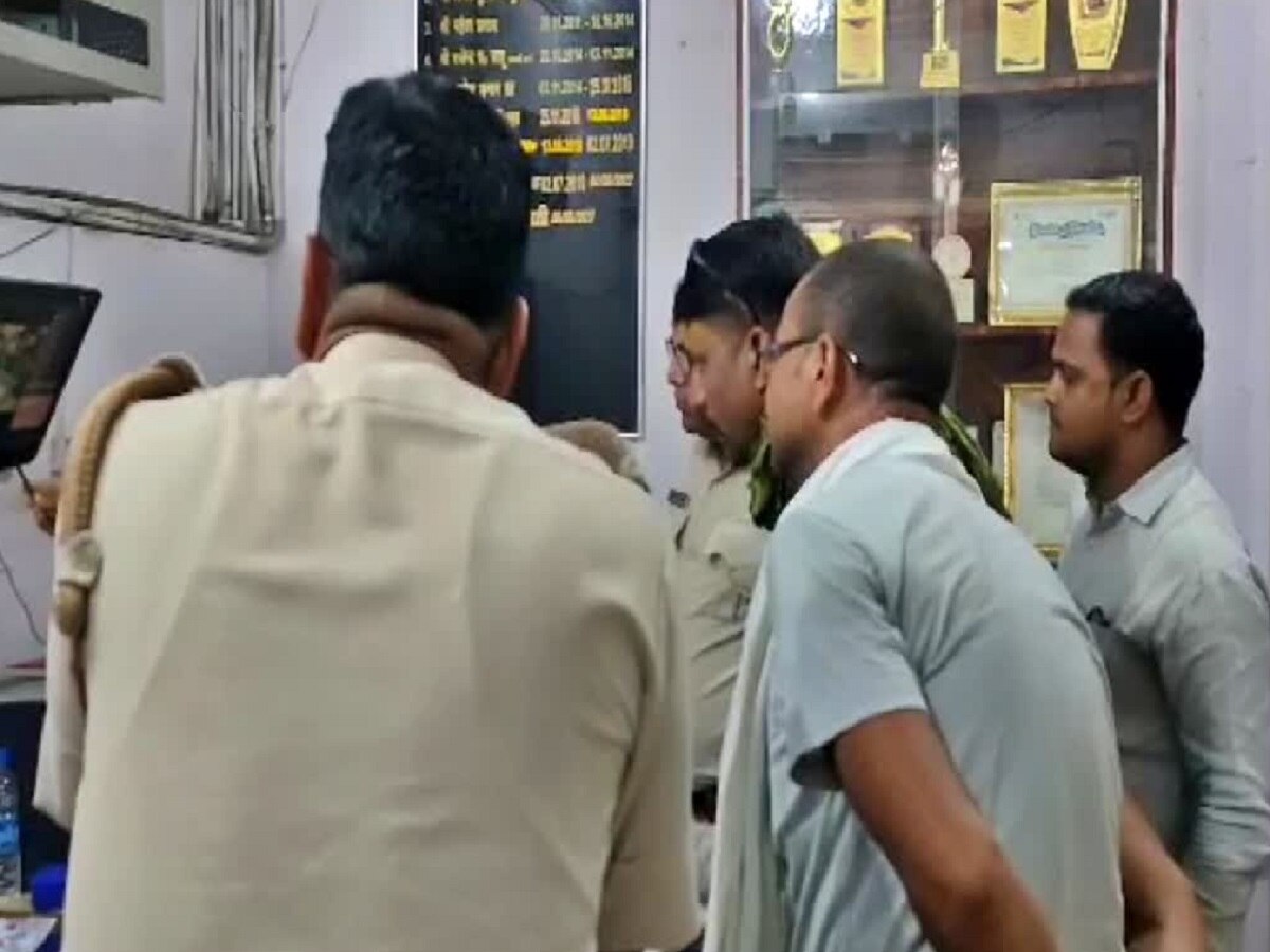 Loot from Former Mukhiya in Jamui | जमुई में दिनदहाड़े पूर्व मुखिया को बनाया निशाना, बैंक से ...