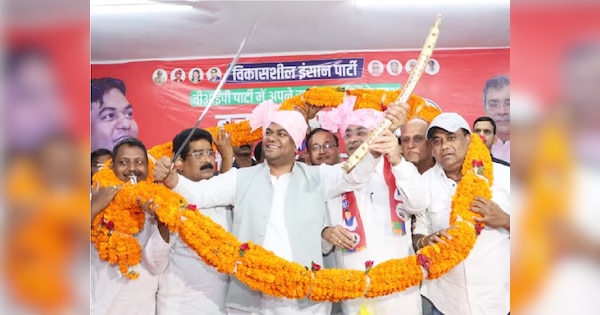 Former IPS officer BK Singh joins VIP gifted 85 years old family sword to mukesh sahani | Bihar ...