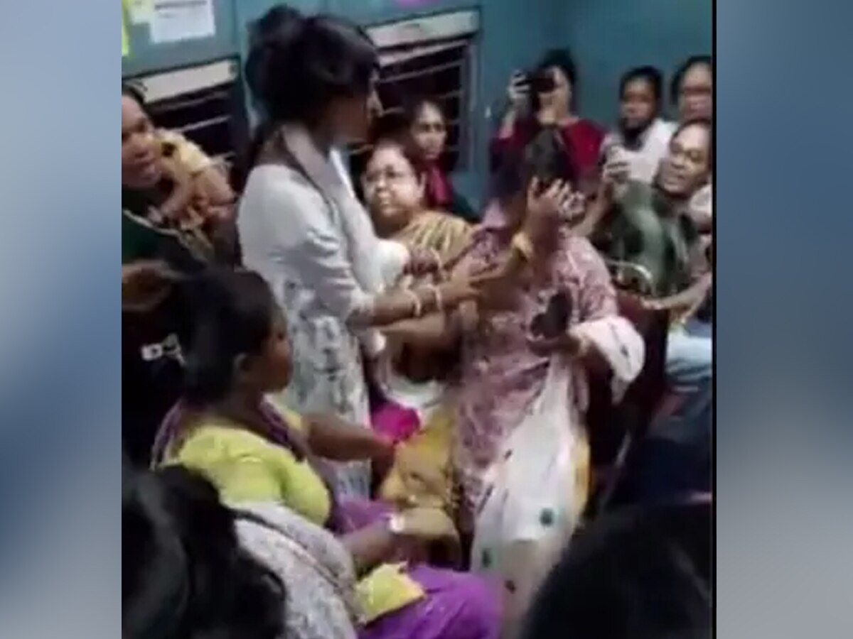 Women fight in Kolkata local train beat each other with slippers Video ...
