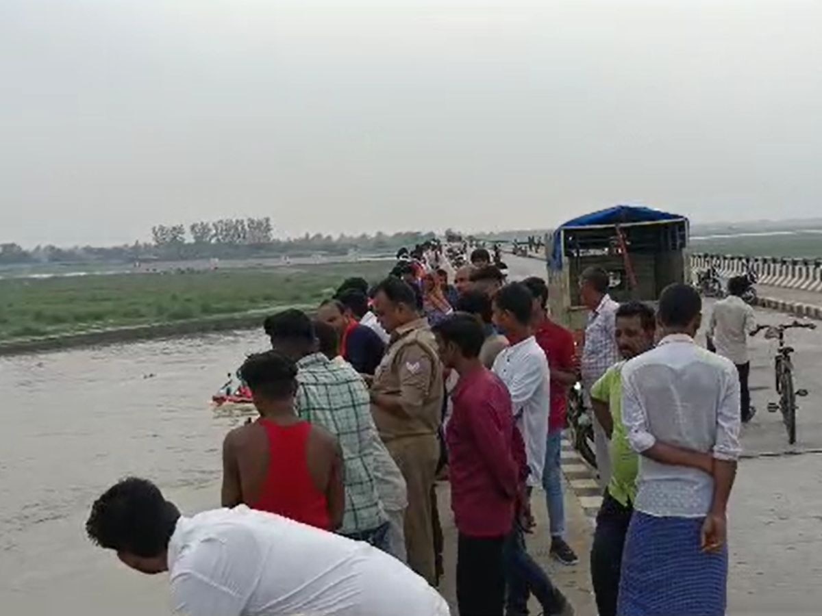 Bahraich Women going to home with husband jump into Ghaghta River from ...