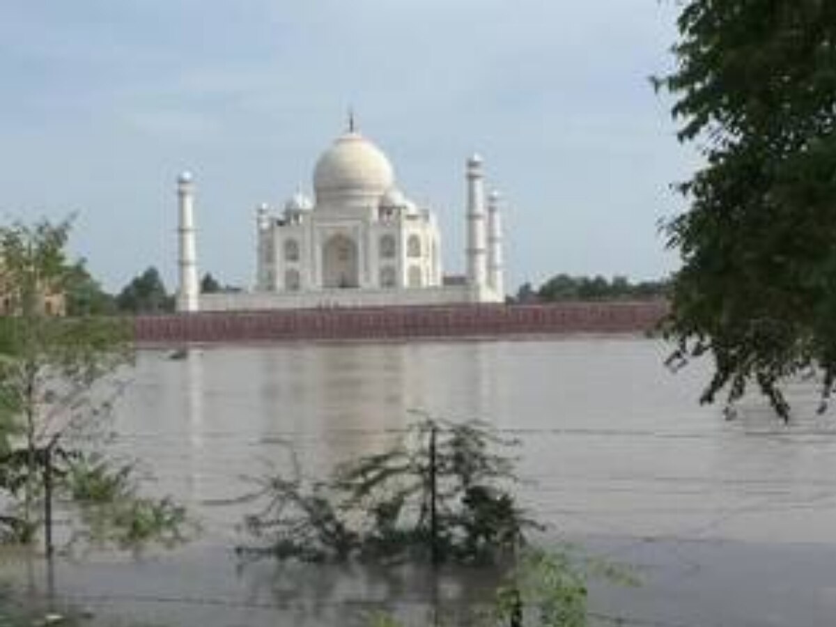 Taj Mahal Agra Water level of Yamuna river increased in Mathura as well ...
