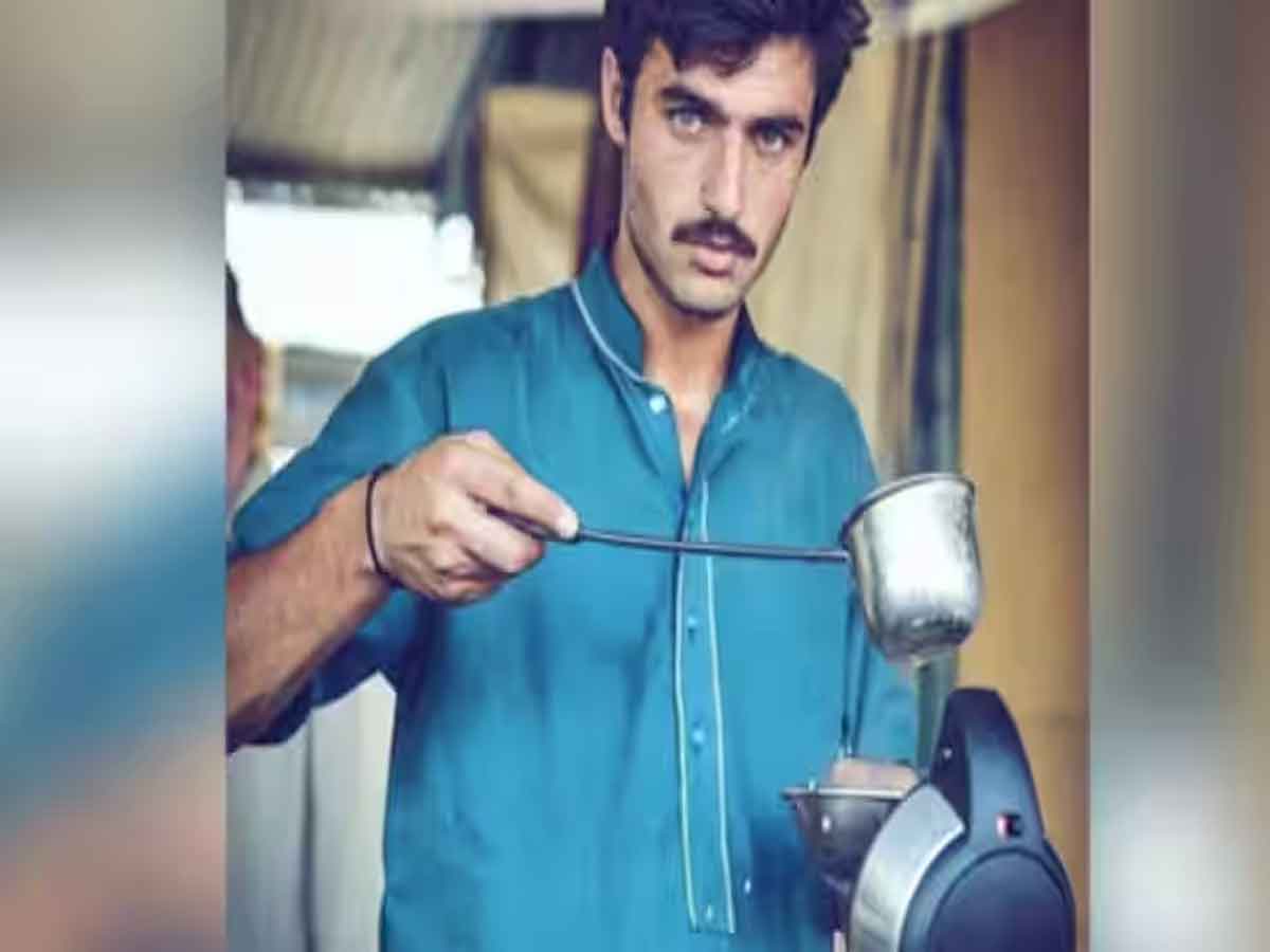 Pakistan's 'blue-eyed' 'chaiwala', once used to sell tea on a handcart ...