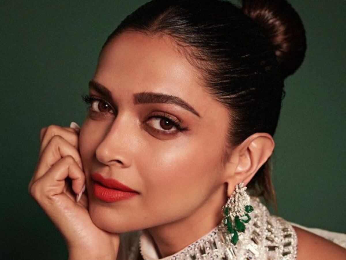 Deepika Padukone look beautiful in off white saree and coller blouse on ...