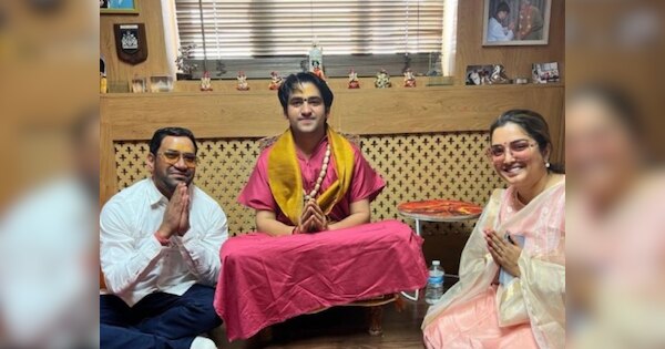 Bhojpuri Stars Nirahua Amprapali Dubey met Dheerendra Shastri in London ...