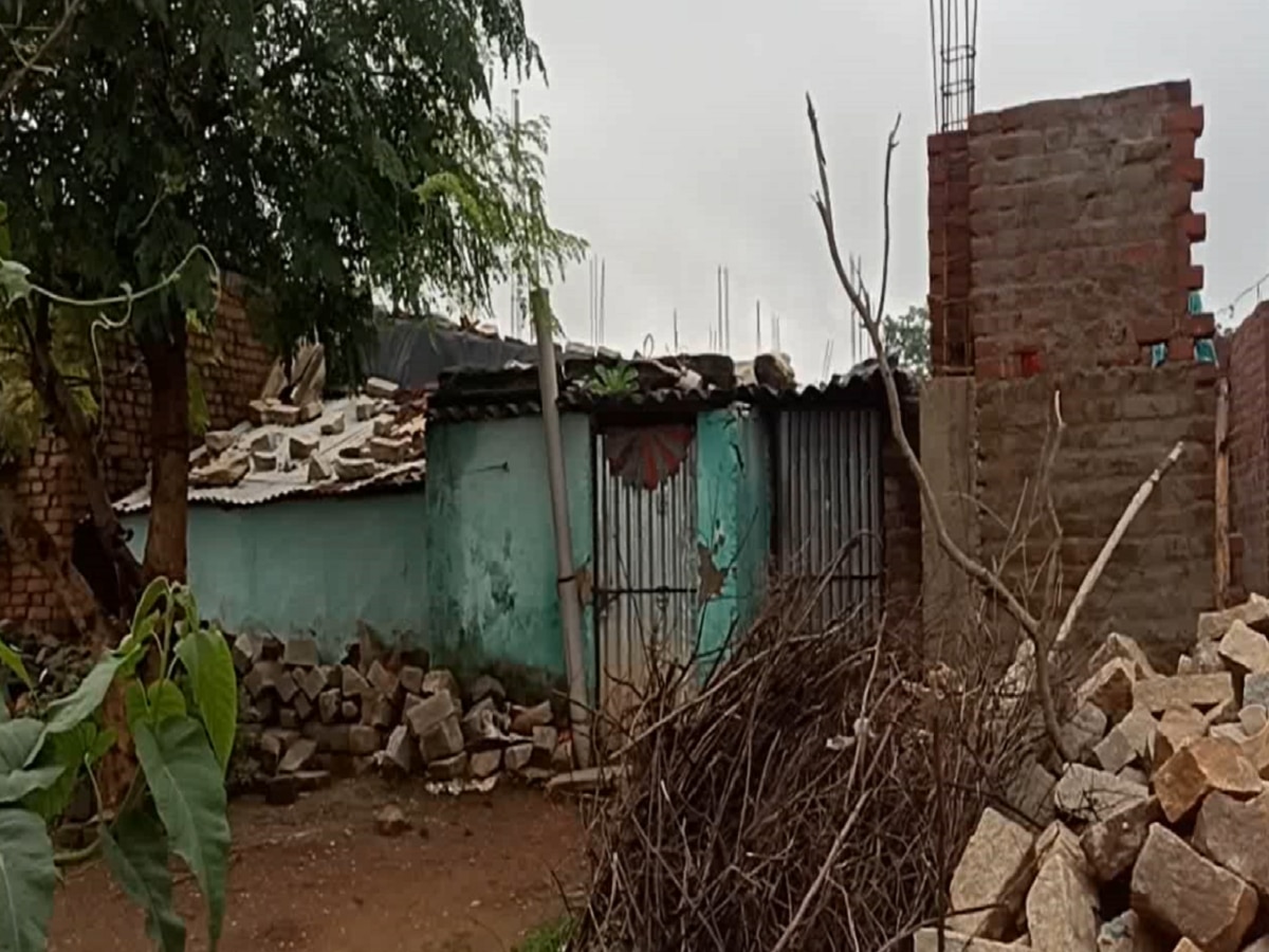 People rendered homeless due to Pradhan Mantri Awas Yojana forced to ...