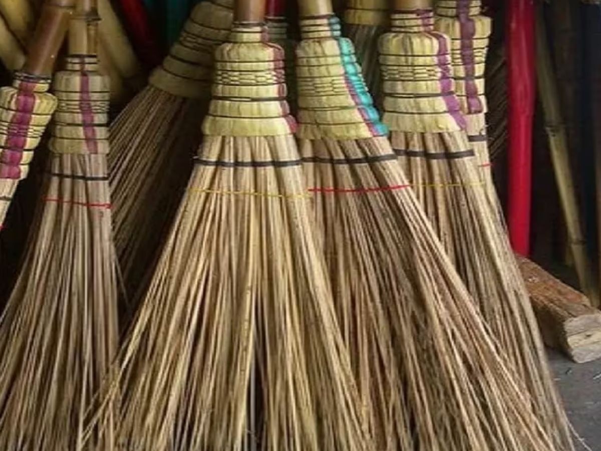 Astro Tips Jhadu ke Upay try these tricks before throwing old broom ...