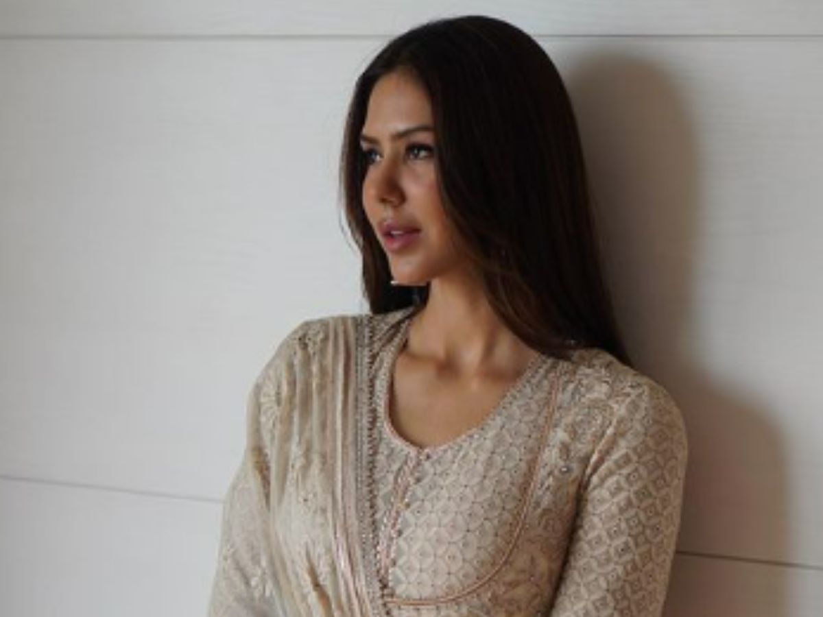Sonam Bajwa Latest Photos: ਸੋਨਮ ਬਾਜਵਾ ਨੇ ਫੁੱਲ-ਸਲੀਵ ਬੇਜ ਸਲਵਾਰ ਸੂਟ 'ਚ ...
