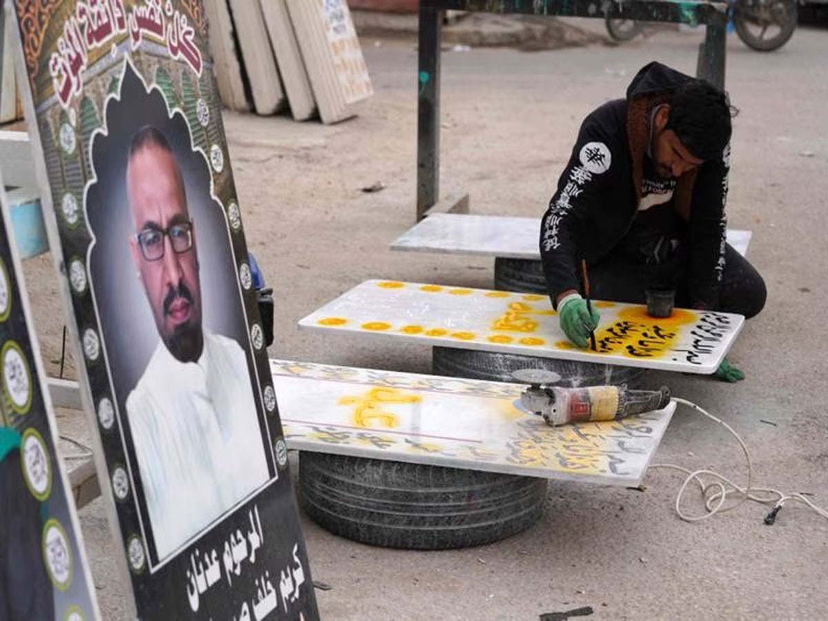 Worlds largest cemetery Iraq Wadi al Salam cemetery echoes 14 centuries ...