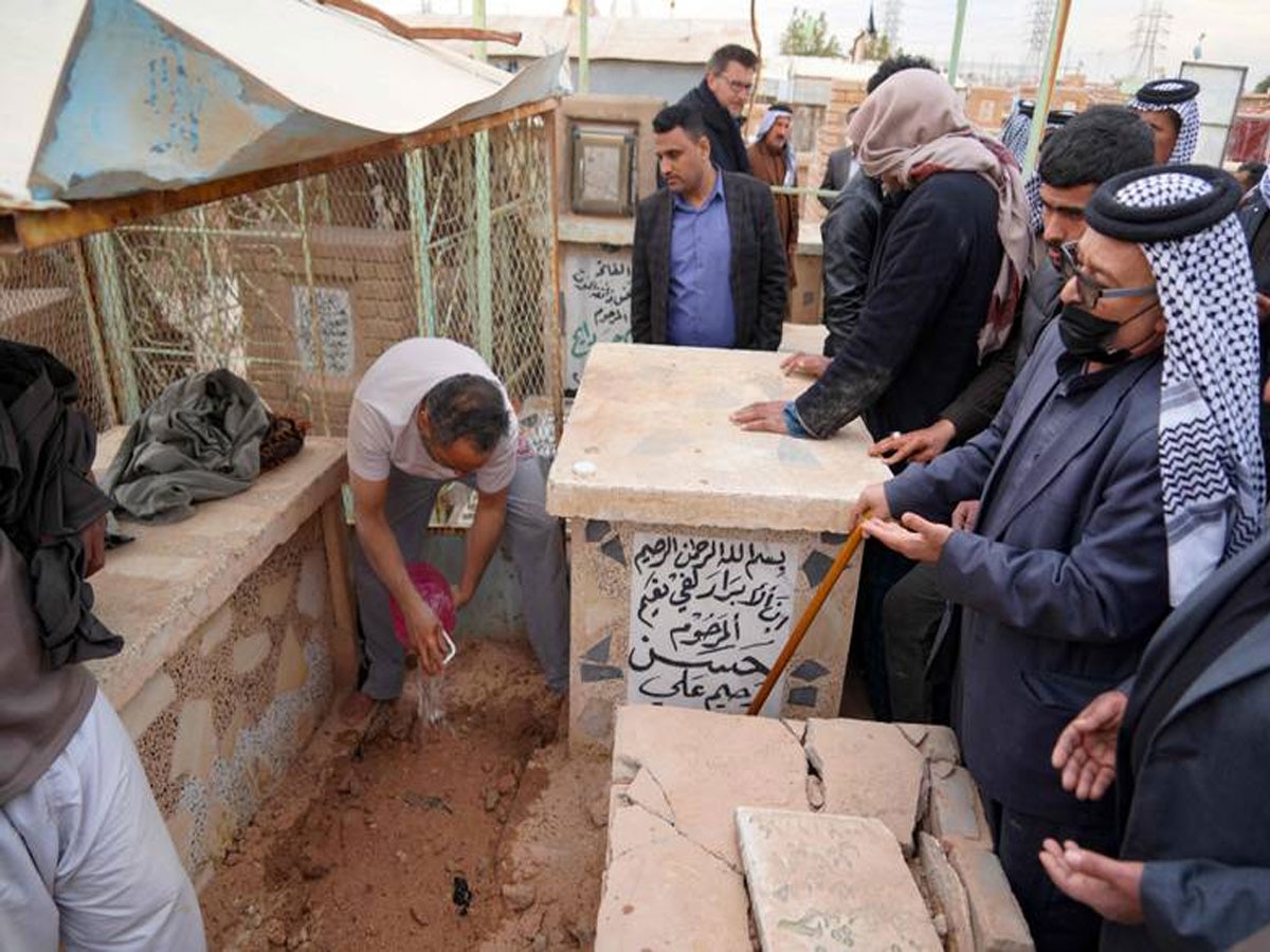 Worlds largest cemetery Iraq Wadi al Salam cemetery echoes 14 centuries ...