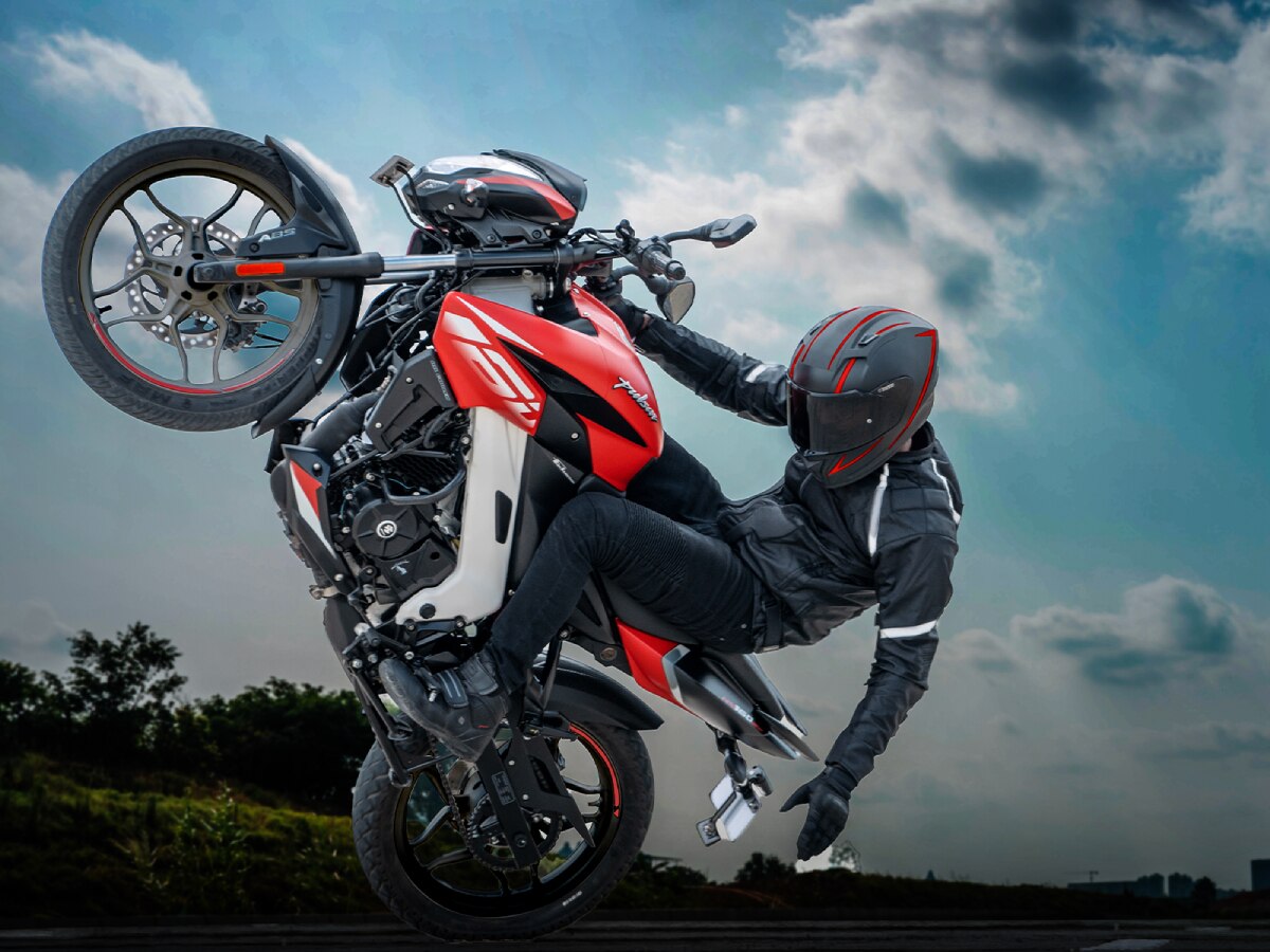 Bajaj Auto June quarter profit up by 42 percent to Rs 1665 crore । दिन ...