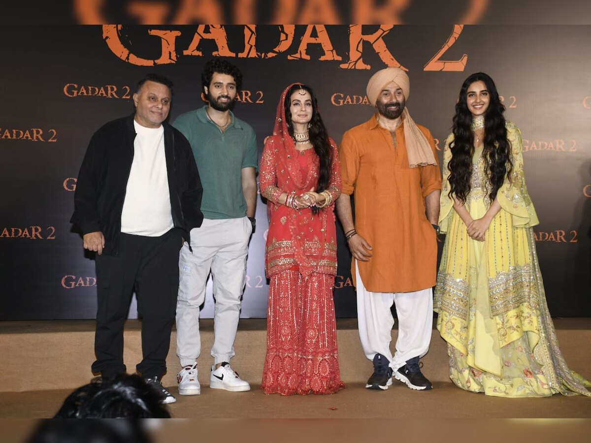 Sunny deol and ameesha patel did bhangra at gadar 2 to trailer launch ...