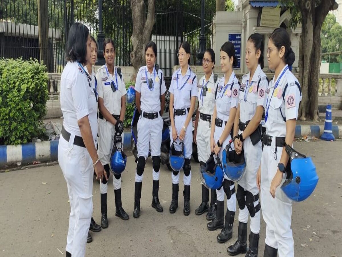 Police Uniform: ଏଠାରେ ଖାକି ବଦଳରେ ଧଳା ରଙ୍ଗର ୟୁନିଫର୍ମ ପିନ୍ଧିଥାଏ ପୋଲିସ ...