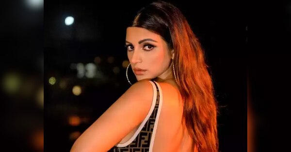 Shama Sikander Shows her sizzling look in black and white video open ...
