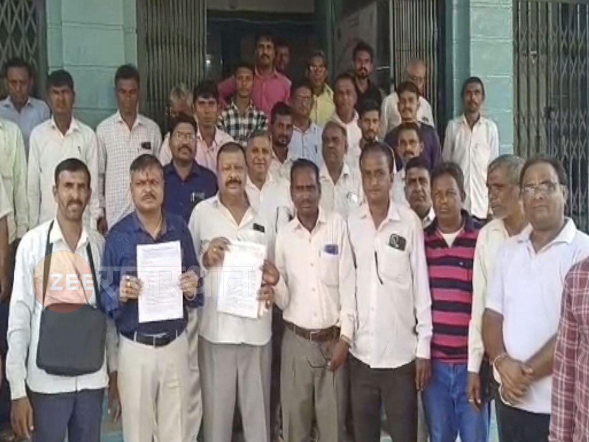 demonstration of ration dealers at collectorate in dungarpur | डूंगरपुर ...