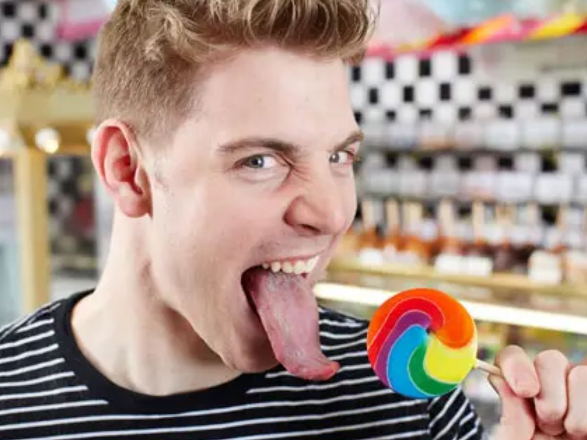 longest tongue man Nick Stoeberl painting - अपनी जीभ से पेंटिंग्स बना ...