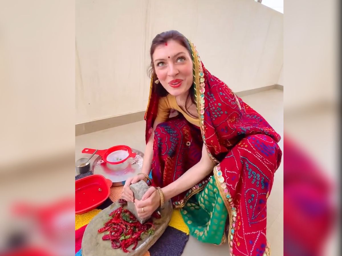 Videshi bhabhi Rajasthani Russian Bhabhi cook food for husband | Videshi bhabhi: राजस्थान आई ...