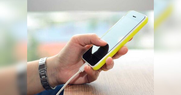 Mobile charging Tips: Can you use your mobile phone while charging ...