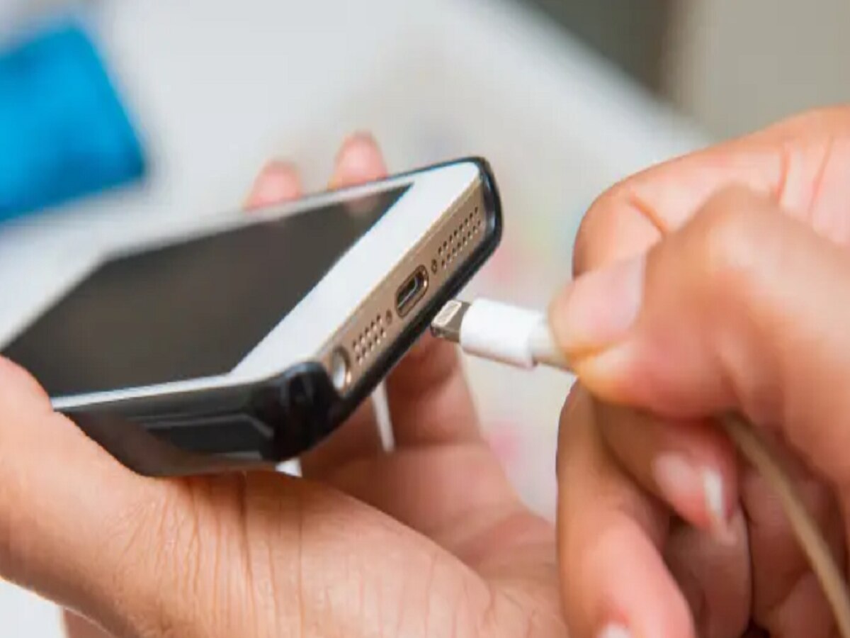 Mobile charging Tips: Can you use your mobile phone while charging ...