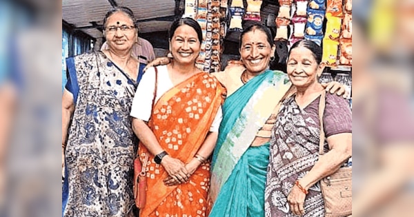PM Modi sister Basanti Ben met CM Yogi sister see photos | PM Modi की ...