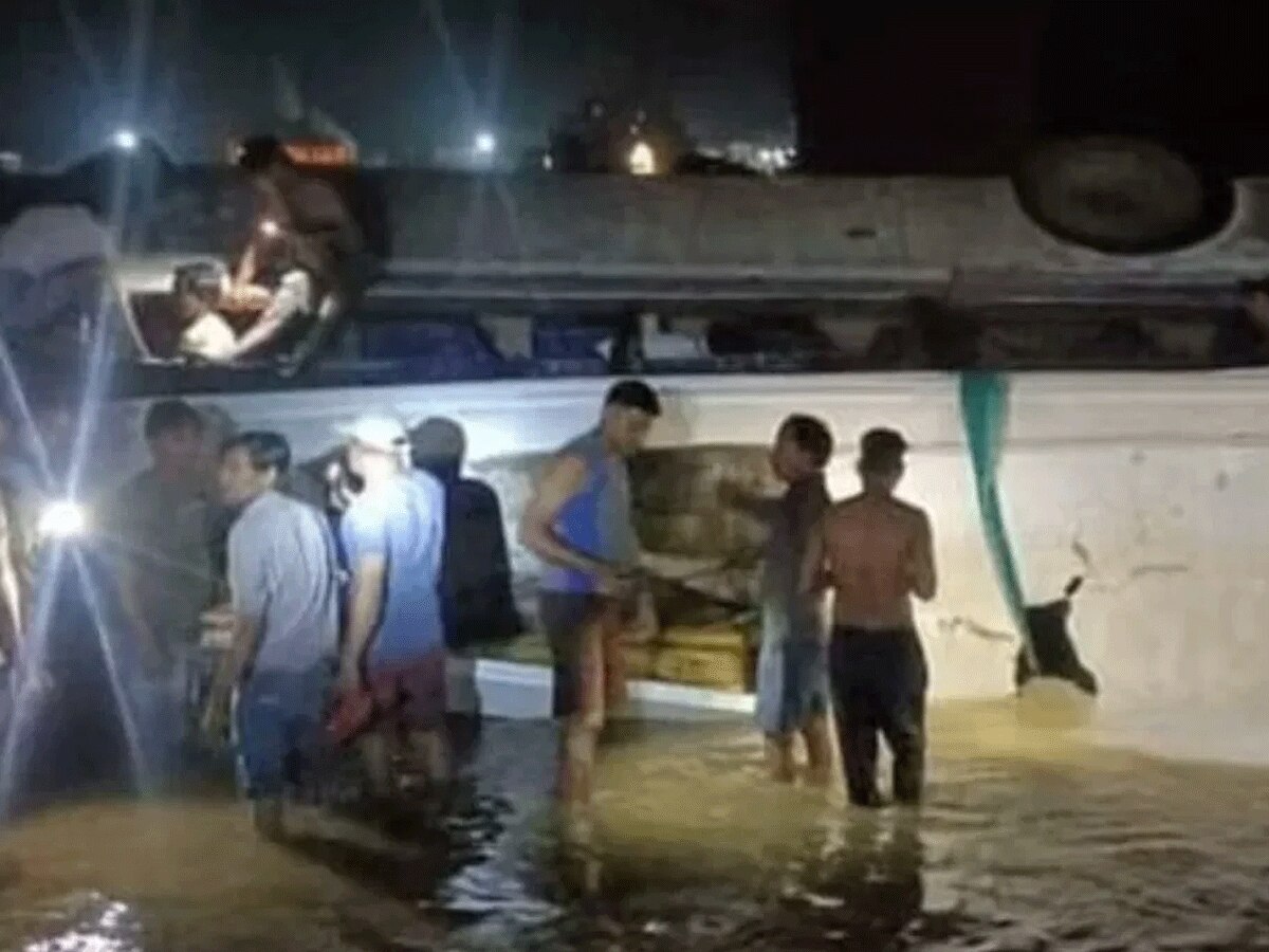 Jharkhand News Bus full of passengers fell into river in Giridih 3 dead 24 injured | गिरिडीह में ...