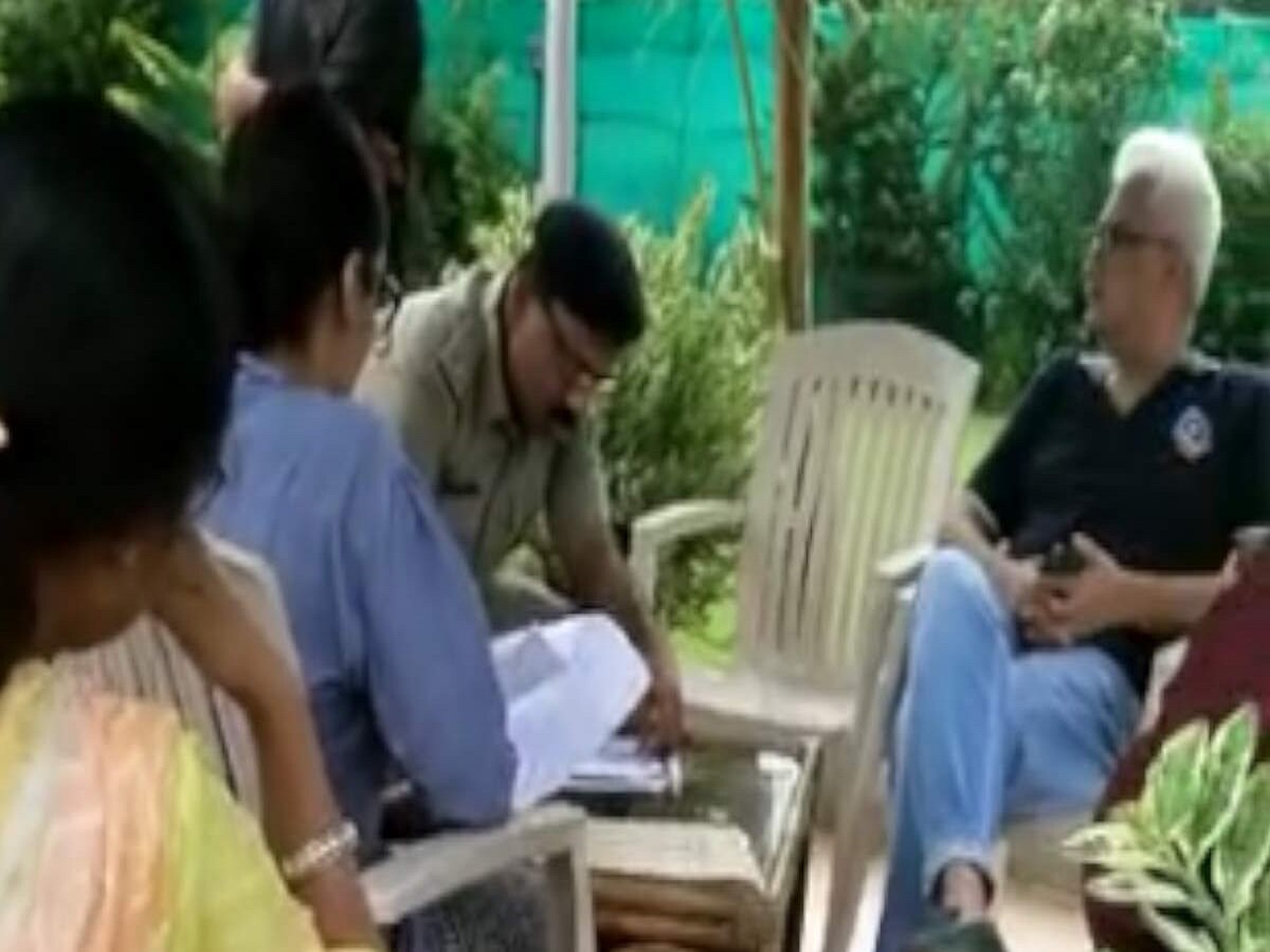 CISF IG Niece made serious allegations said uncle made her hostage aunt sought help | Bihar News ...