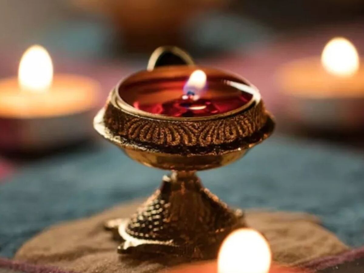 astro tips in hindi Deepak ke Totke ghar ke mukhya dwar par deepak ...