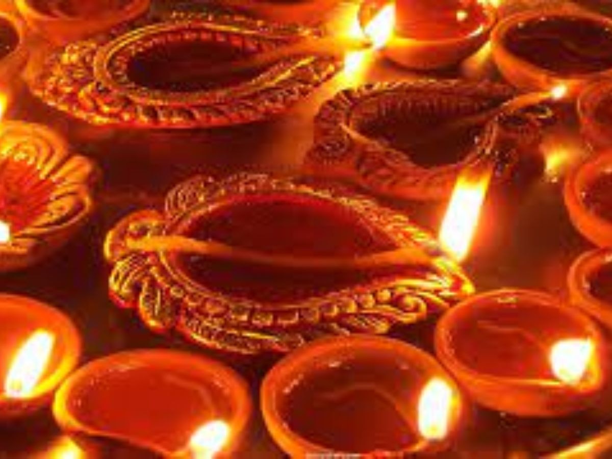 astro tips in hindi Deepak ke Totke ghar ke mukhya dwar par deepak ...