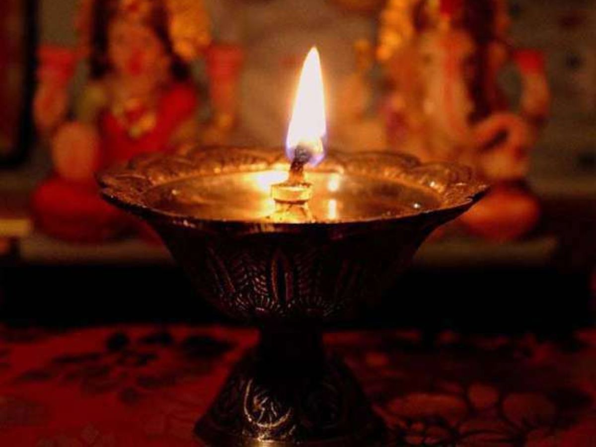 astro tips in hindi Deepak ke Totke ghar ke mukhya dwar par deepak ...