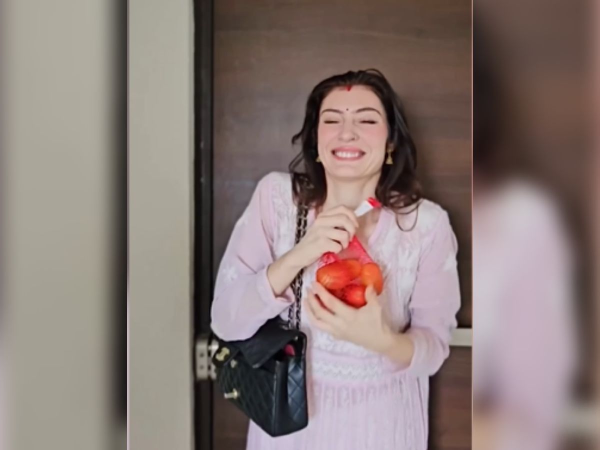 Videsi Bhabhi bought red tomatoes then hide watch viral vidoe | Videsi ...