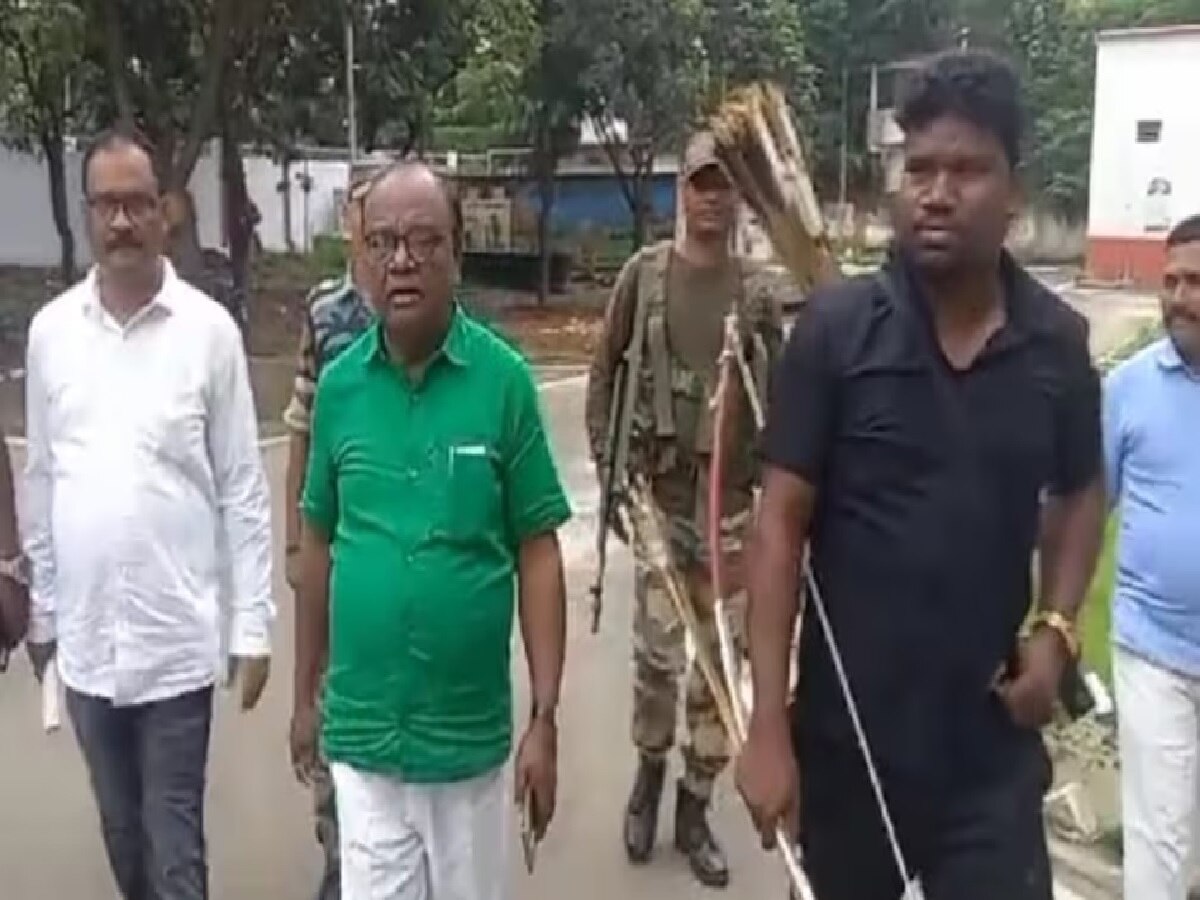 Jharkhand: Rebel JMM MLA Lobin Hembram security guard with bow and ...
