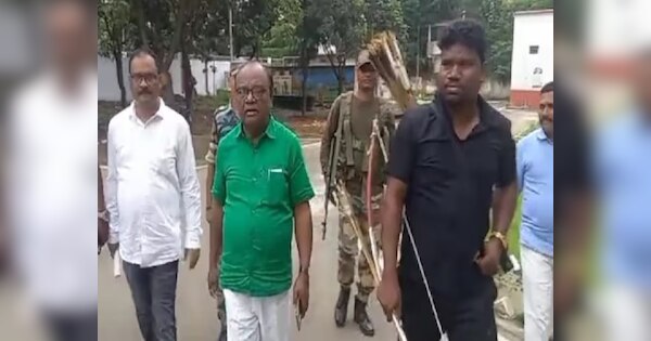 Jharkhand: Rebel JMM MLA Lobin Hembram security guard with bow and ...
