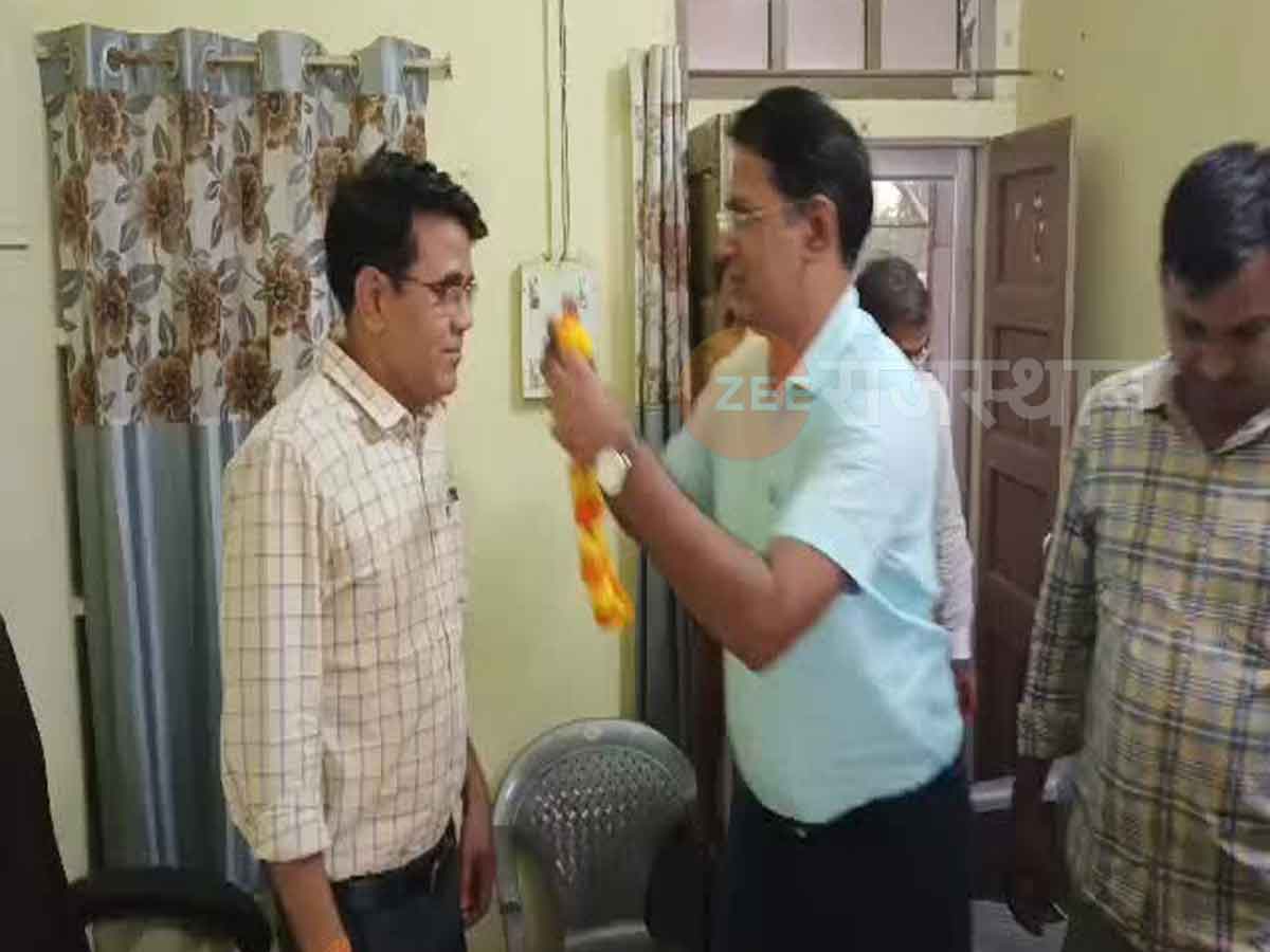 Sikar News Dr Rajendra Yadav of new district Neem ka thana became new CMHO welcomed with sweets ...