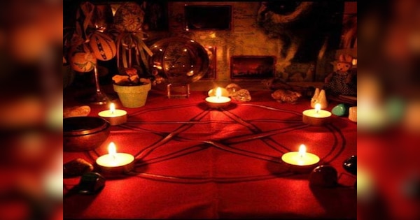 घर पर काला जादू हो तो घटने लगती हैं इस तरह की घटनाएं, इन उपायों में ...