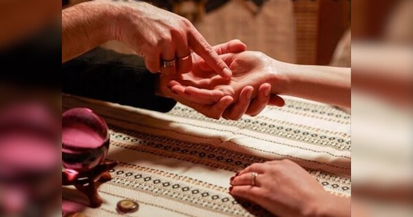 बेहद भाग्‍यशाली लोगों के हाथ में होती है राहु रेखा, बनते हैं अथाह धन के ...