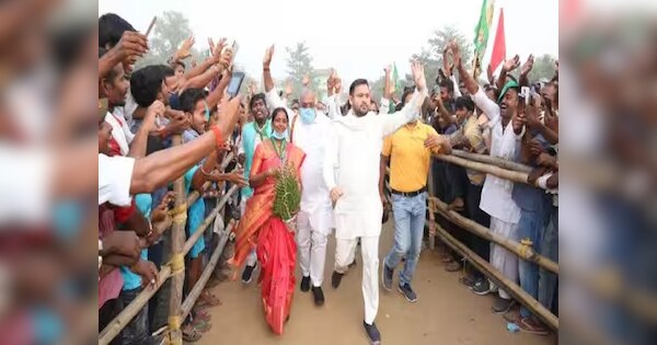 Deputy Chief Minister Tejashwi Yadav hoisted flag from the elderly ...