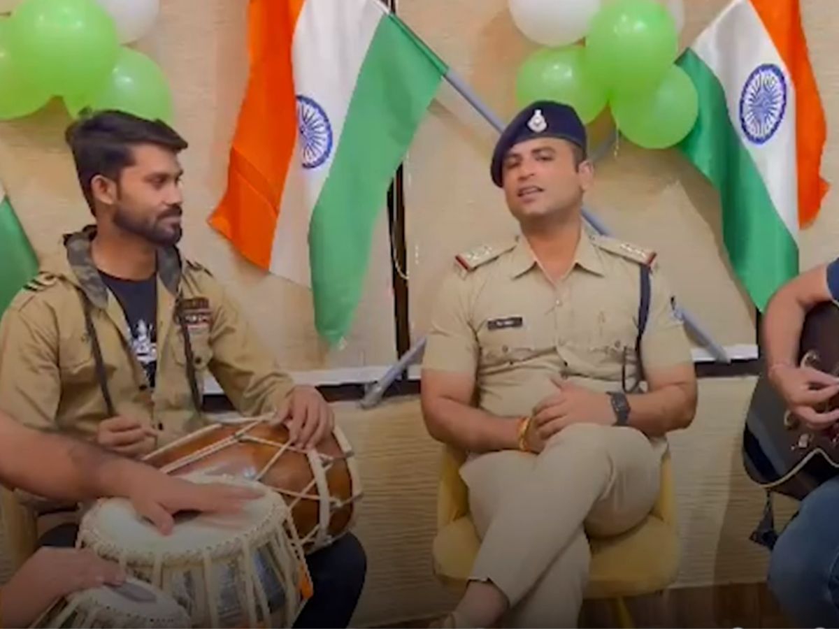rewa police Station in charge outpouring of patriotism sang a patriotic ...