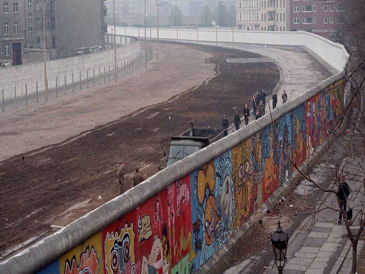 Why was the Berlin Wall built, which divided Germany | Berlin Wall ...