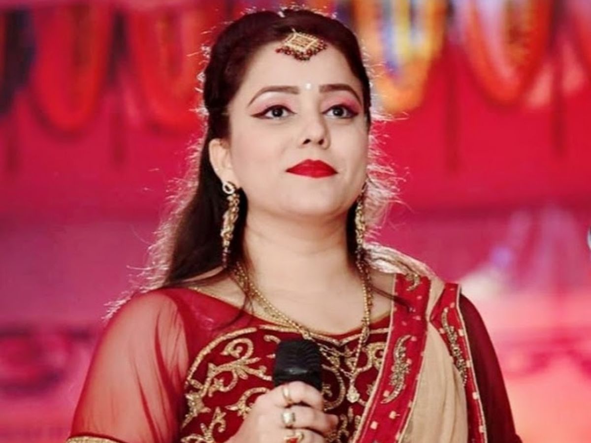 Bhojpuri Singer Nisha Pandey FIR for making obsence photo viral in Lucknow sing for Akhilesh ...